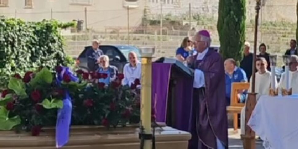 La strage di Casteldaccia, in centinaia ad Alcamo per l'ultimo saluto a ...