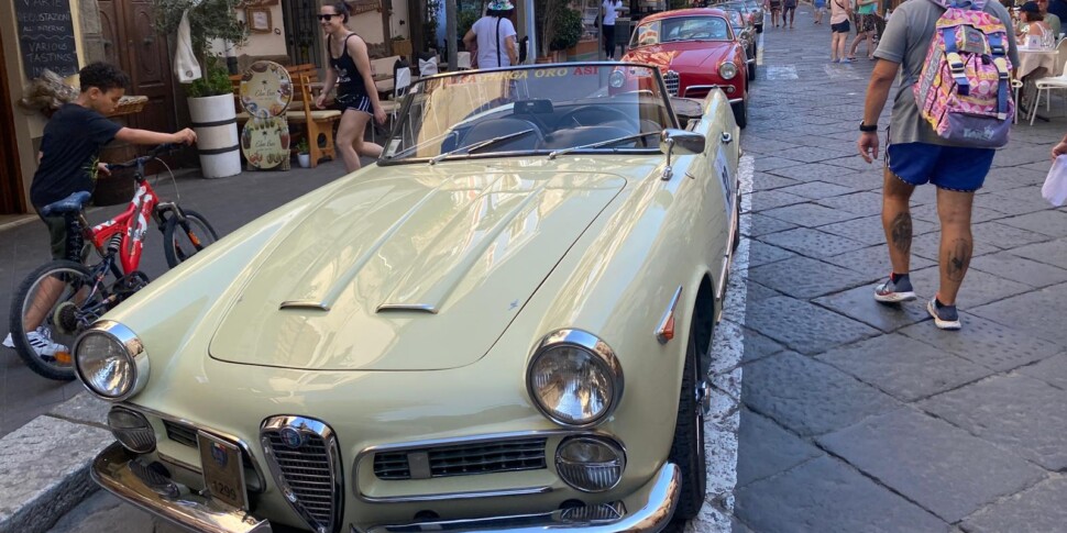 Auto storiche in passerella, sfilata per le strade di Lipari - Giornale ...