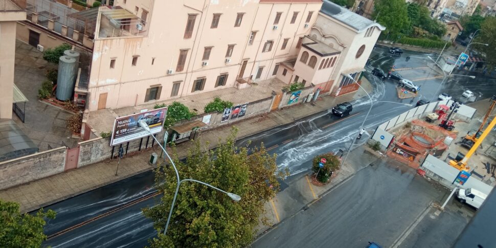 Pioggia a Palermo: una scia bianca fra via Ernesto Basile e corso ...