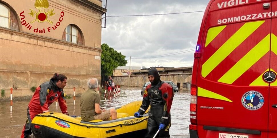 Piove e a Palermo tornano gli allagamenti: inondata la zona del ... Piove e a Palermo tornano gli allagamenti: inondata la zona del ...