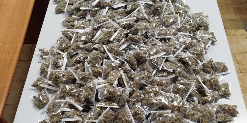 Catania, sequestrati 8 chili di droga custoditi in un garage, avrebbe ...