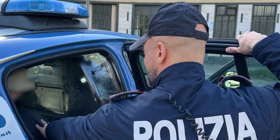 Via Ernesto Basile, aggredito e rapinato un autista di pullman di linea ...