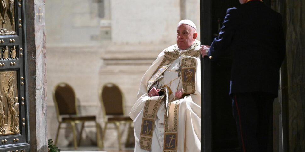 Il Papa ha aperto la Porta Santa, inizia il Giubileo della speranza ...