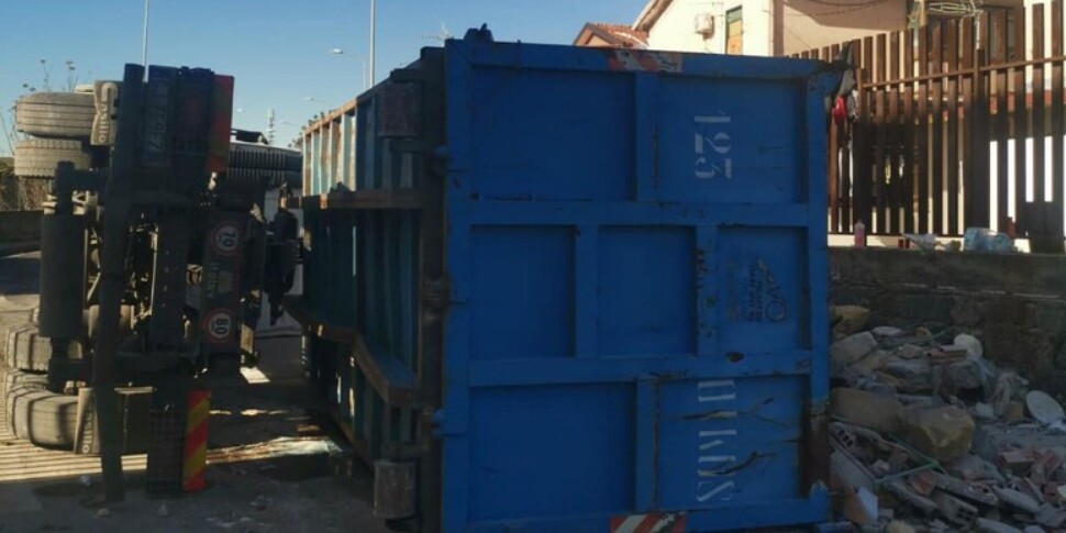 Si ribalta un mezzo pesante sulla Tangenziale Ovest di Catania, l ...
