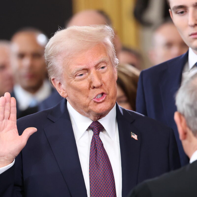 Gira il ritratto di Trump verso il muro: sospeso il primo comandante ...