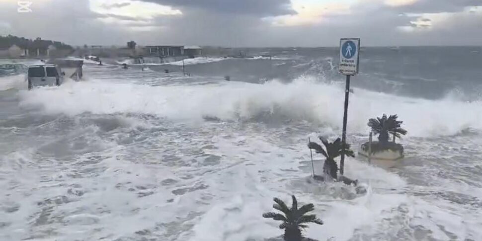 Sulle isole Eolie si abbatte un mini ciclone: onde fino a 5 metri a ...