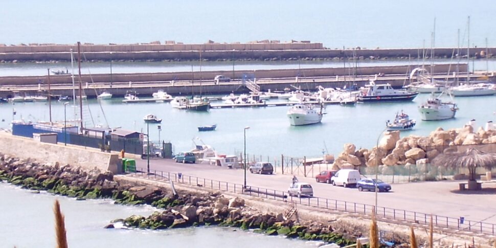 Ormeggi abusivi nel porto di Gela, sequestrate 38 strutture in cemento ...