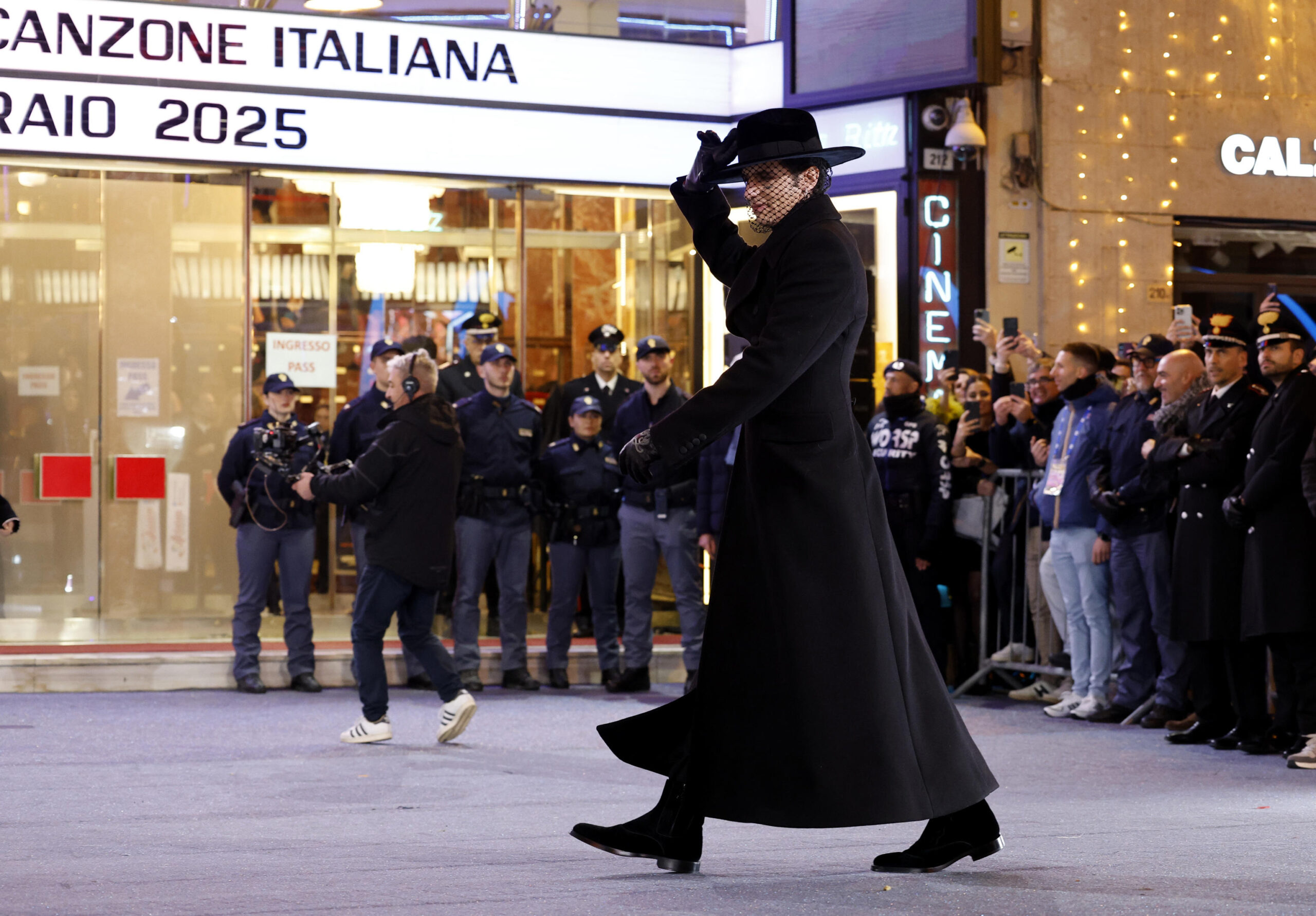 Sanremo 2025, la sfilata sul red carpet: i big sul palco per gli ultimi ...