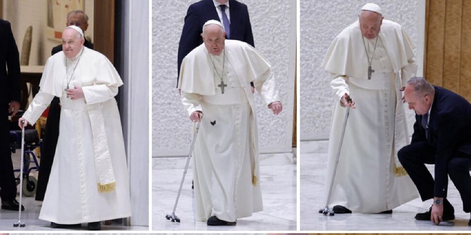 Si rompe il bastone del Papa all'udienza generale, il Pontefice ...