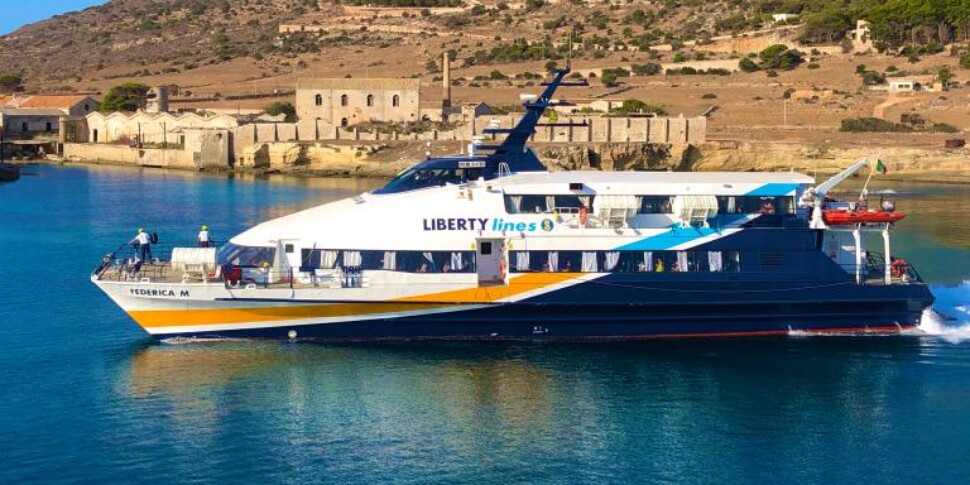 Principio di incendio sul catamarano Federica M nella linea Messina ...