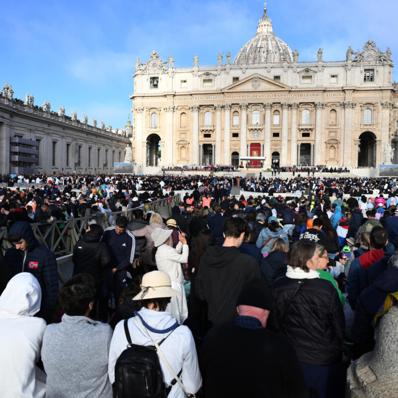 L'ultimo saluto a Papa Francesco. Fedeli in fila dalla notte, attesi i ...