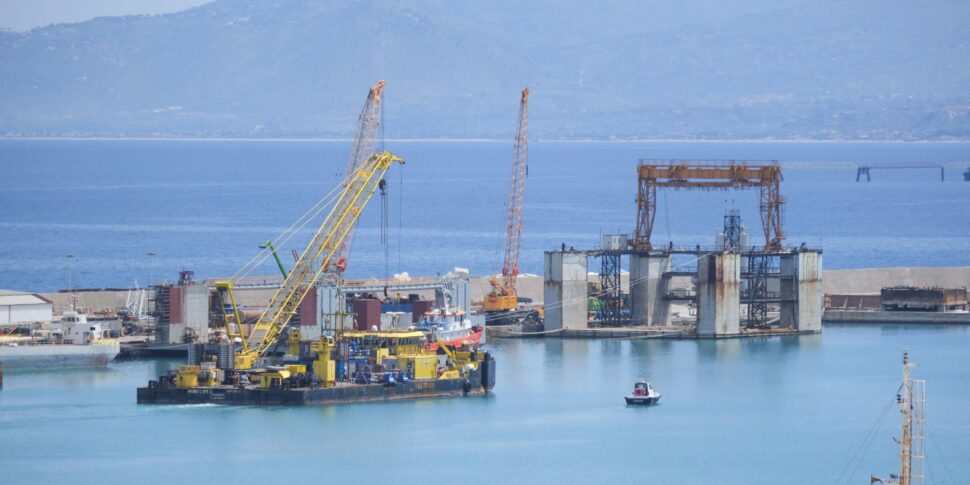 Bayesian, arrivata a Termini Imerese la gru galleggiante: al via le ...