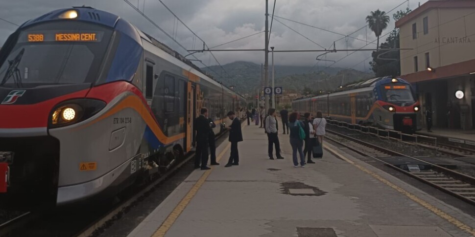 Guasto sulla linea Messina-Catania, treni fermi per ore e passeggeri ...