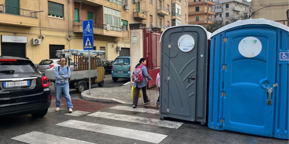 Palermo, bagni chimici davanti a una scuola elementare: scoppia la polemica - Giornale di Sicilia