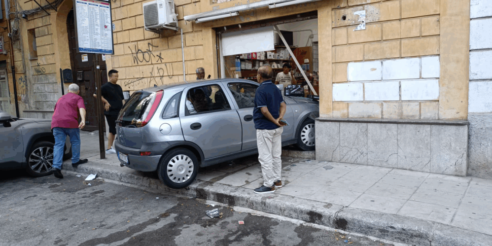 Paura in via Lincoln a Palermo, un'auto sfonda la vetrina di un negozio - Giornale di Sicilia