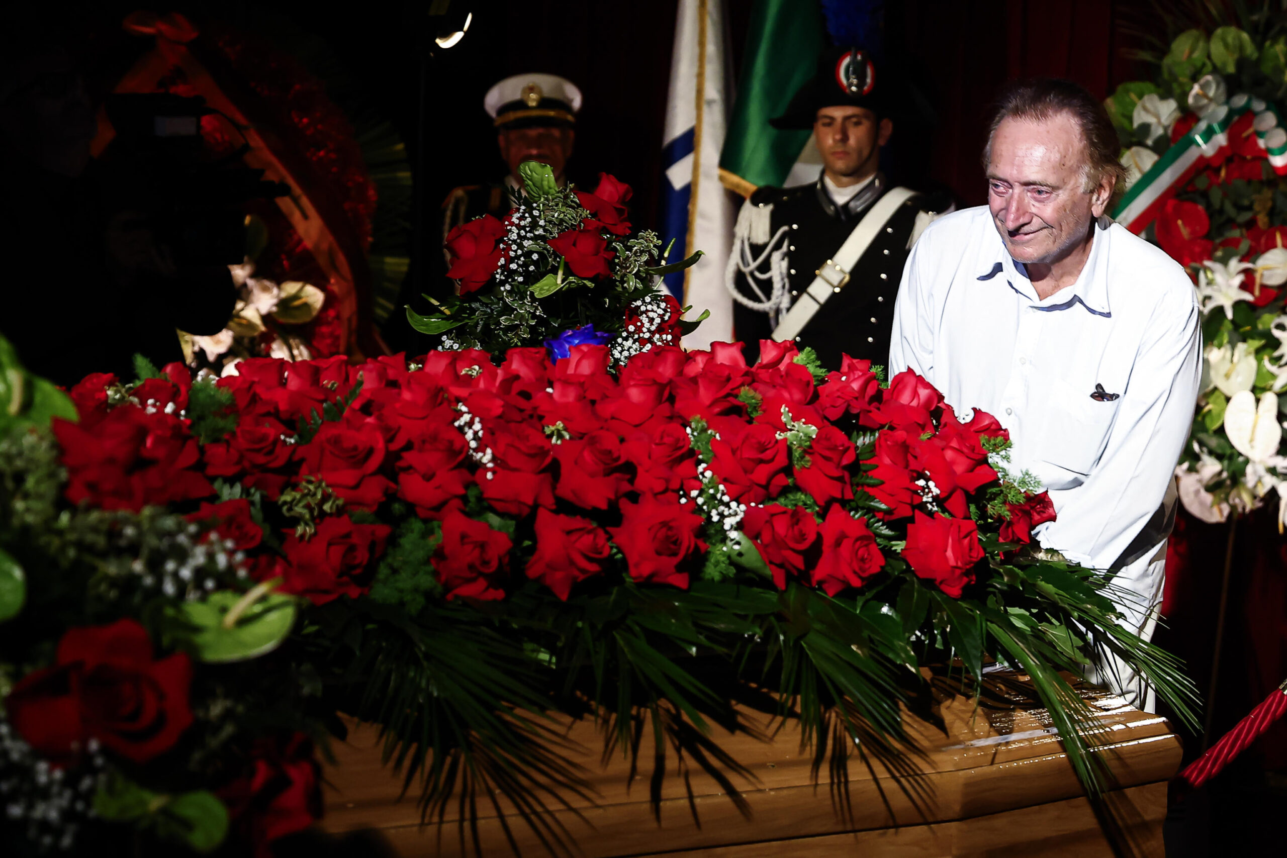 Il feretro di Pippo Baudo al Teatro delle Vittorie, cittadini in fila ...