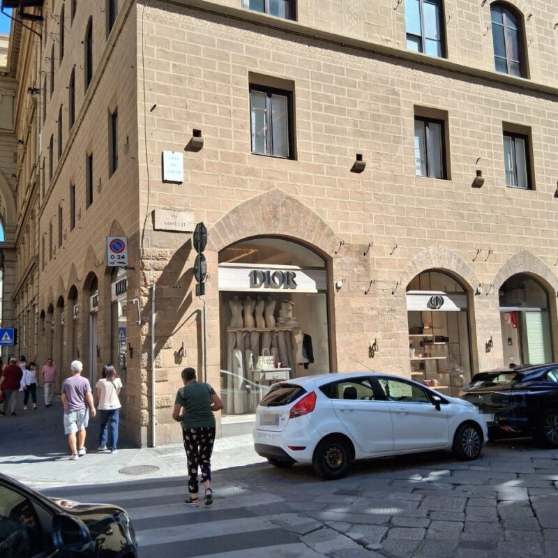 Firenze, maxi-furto da Dior: rubati capi per 200 mila euro in via Strozzi - Giornale di Sicilia