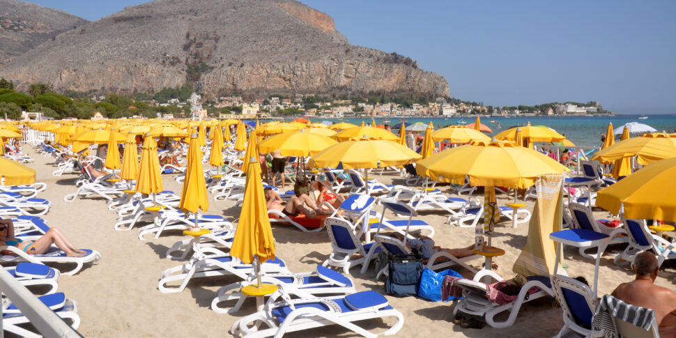 Tornelli e recinti per l'accesso al mare a Mondello, scattano i ...