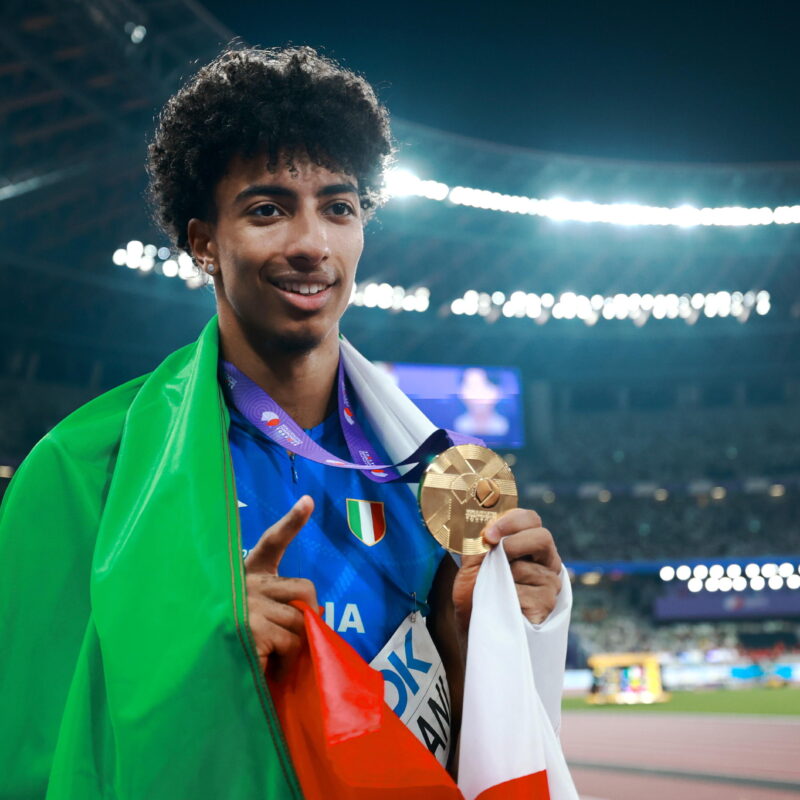 Atletica, Mattia Furlani da urlo: è oro mondiale nel salto in lungo ...