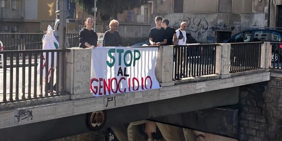 «Stop al genocidio»: lo striscione degli studenti nisseni diventa ...