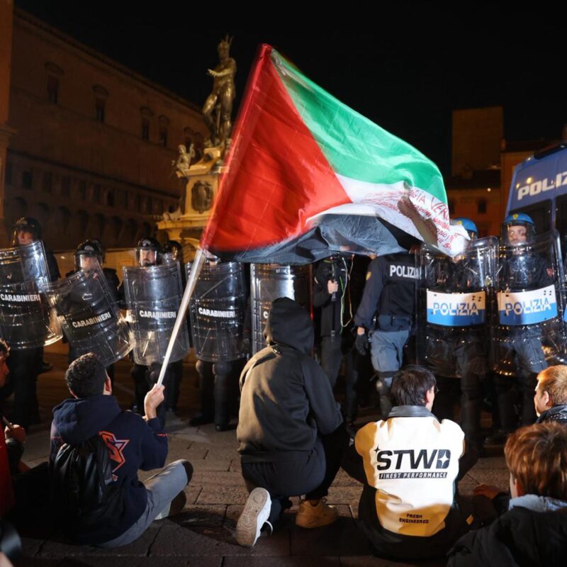 I cortei non autorizzati dei pro Pal per il 7 ottobre, scontri a ...