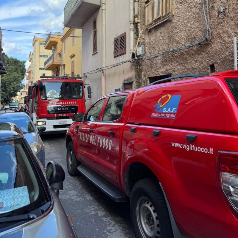 Bagheria, incendio in via Spanò: donna bloccata in casa salvata dai ...