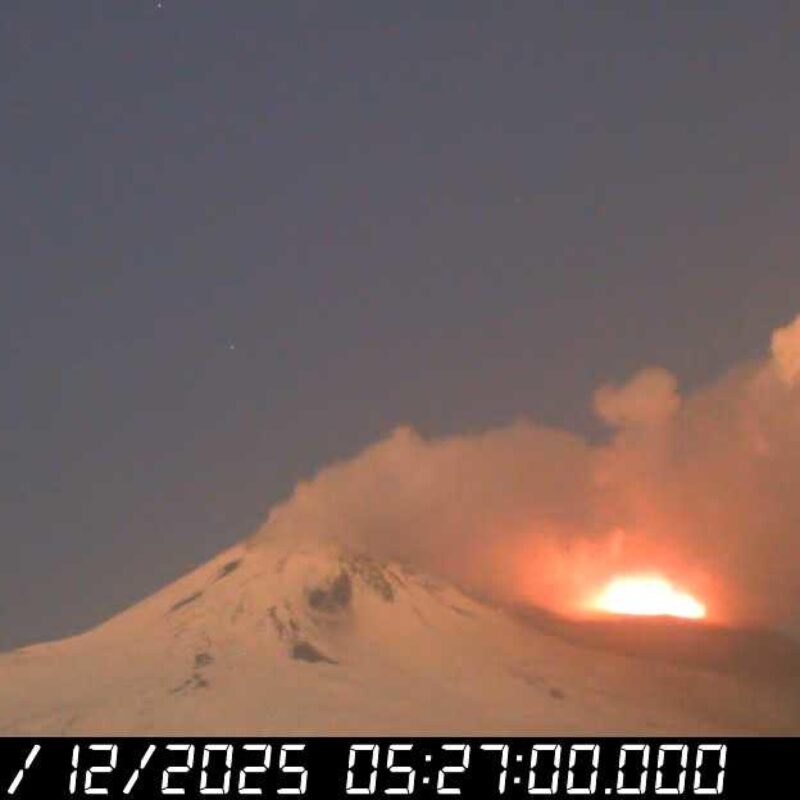 L'Etna torna in attività: pioggia di cenere fino a Taormina - Giornale ...