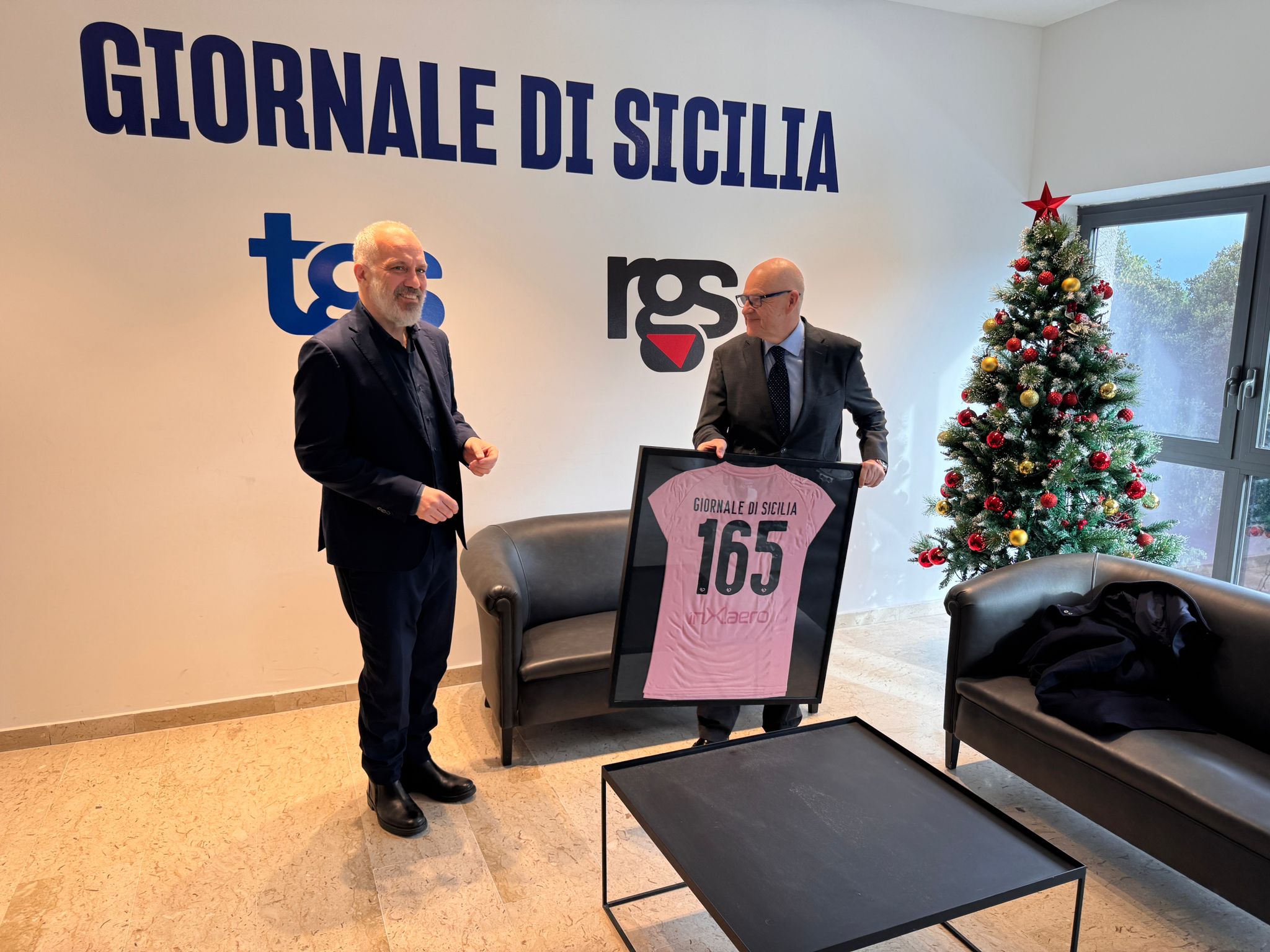Una maglia per 165 anni di storia: il Giornale di Sicilia e il Palermo ...