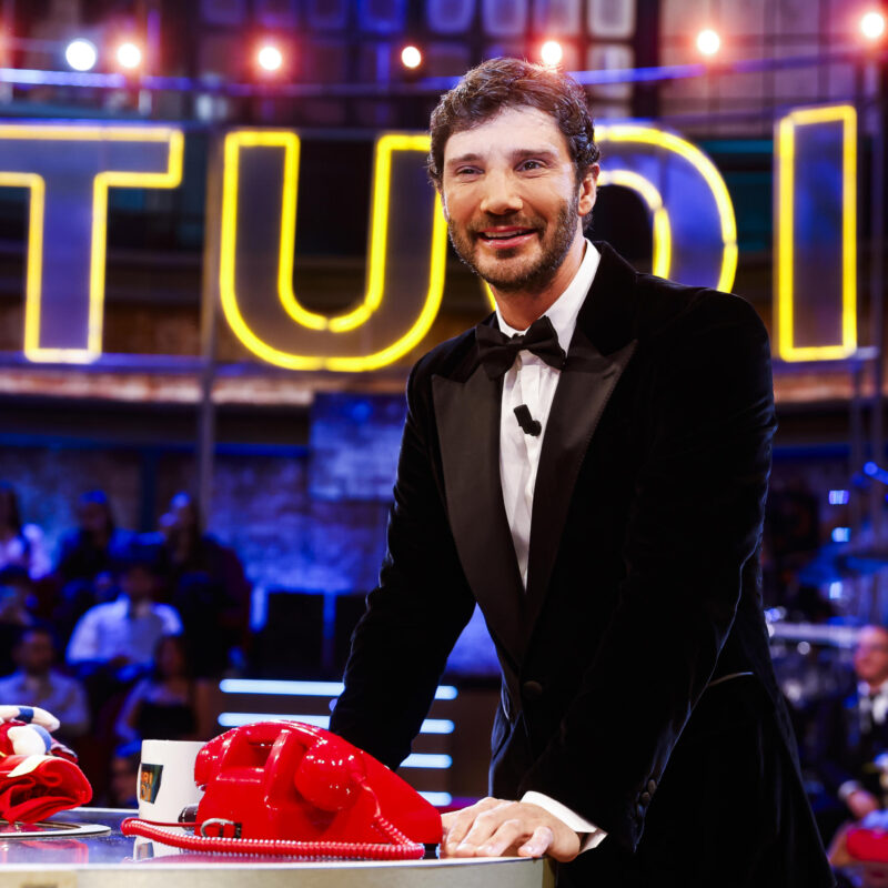 De Martino annuncia le date di Sanremo 2027, dal 16 al 20 febbraio ...