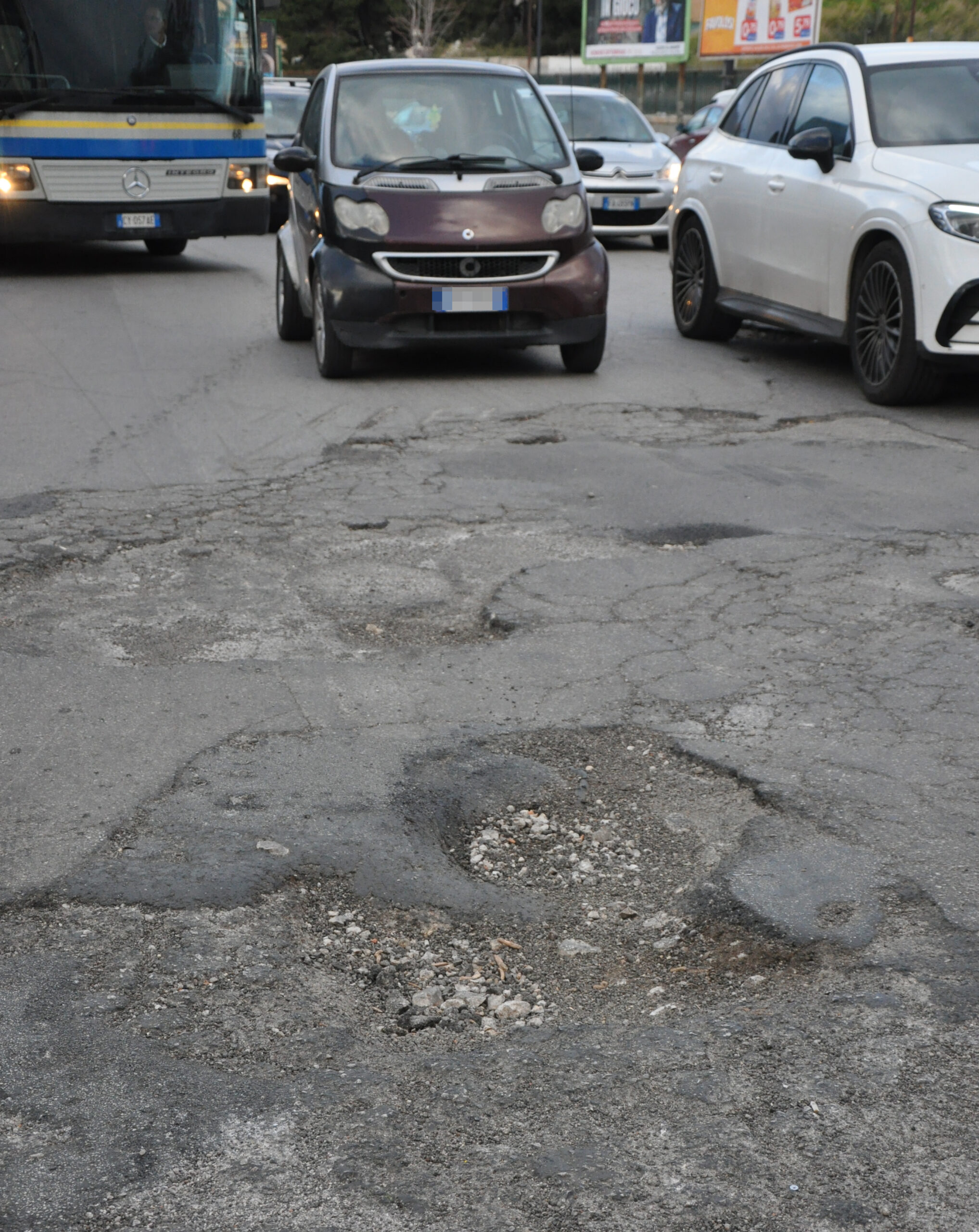 Palermo, strada che vai... buca che trovi. Boom di auto nelle officine ...