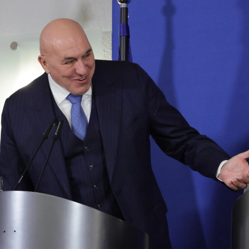 Anche il ministro Crosetto bloccato a Dubai, scoppia il caso politico ...