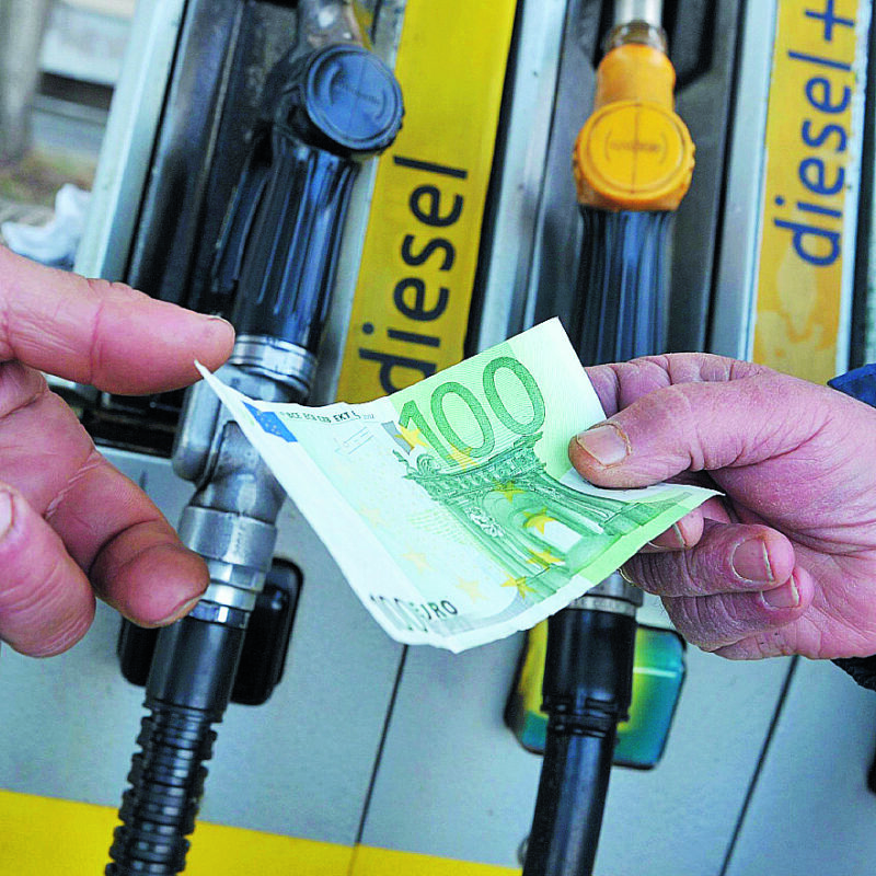La morsa del caro-carburanti, l'Ue dice sì agli aiuti regionali ...