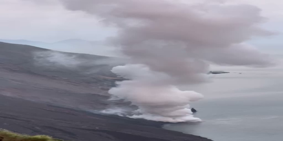 Stromboli, la lava raggiunge il mare. Il video - Giornale di Sicilia