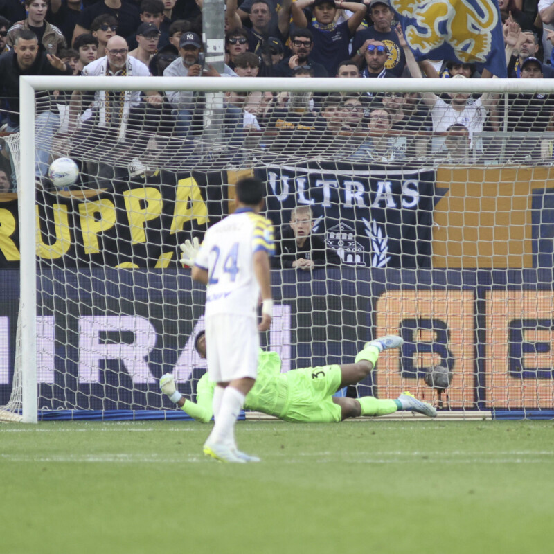 La Roma ribalta il Parma al 101', Malen la tiene in corsa per la ...