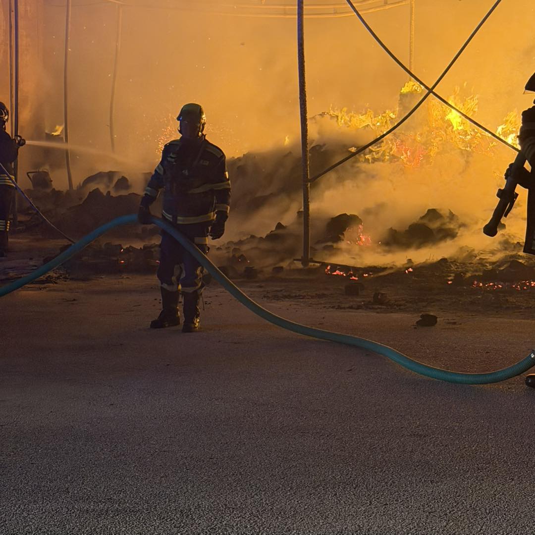 Vasto rogo devasta un'impresa d'imballaggio a Pachino: l'ombra del ...