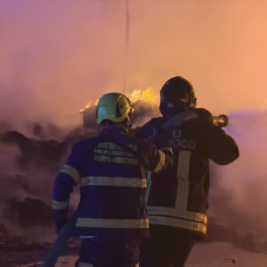 Vasto rogo devasta un'impresa d'imballaggio a Pachino: l'ombra del ...