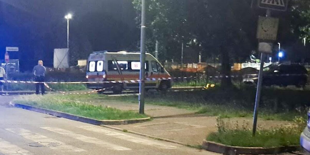 Roccafranca, per gioco sale sul cofano dell'auto dell'amico: cade muore ...