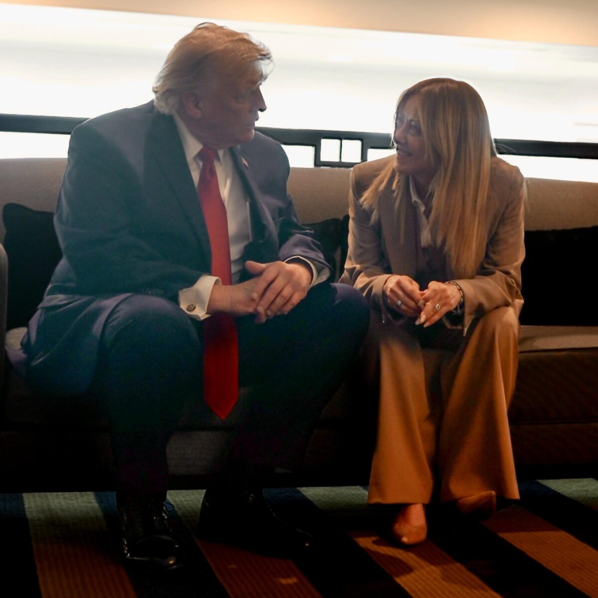 Nuovo attacco di Trump: «Meloni mi ha implorato di fare una foto, mi ha ...