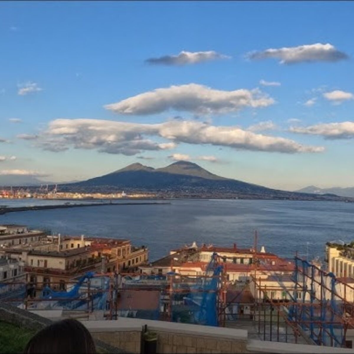 Napoli, vola giù dal belvedere per un selfie: grave un turista ...