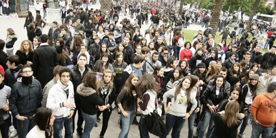 Gli studenti scendono in piazza a Caltanissetta contro la crisi idrica ...