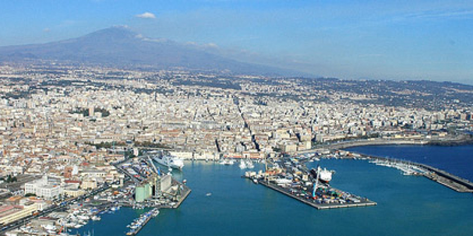 Un peschereccio affonda nel porto di Catania - Giornale di Sicilia